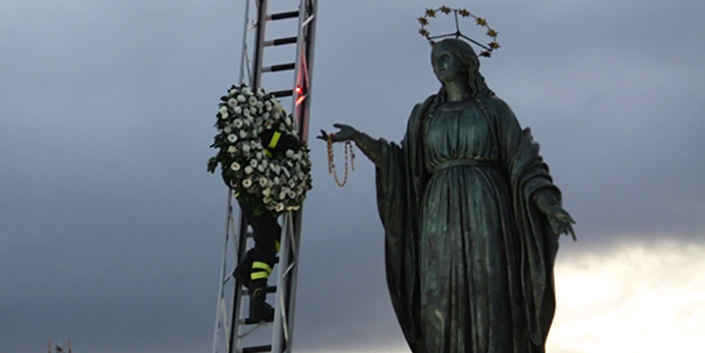 The beautiful annual tribute of the firemen of the city of Rome to the ...