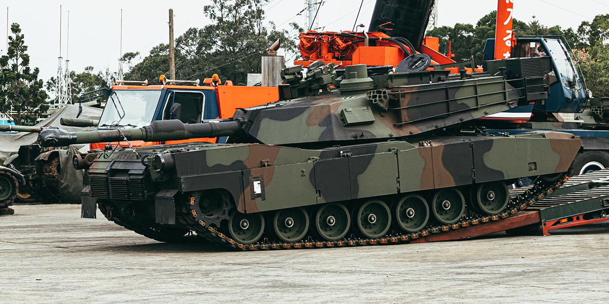 The features of the new M1A2T Abrams main battle tanks of the Republic ...